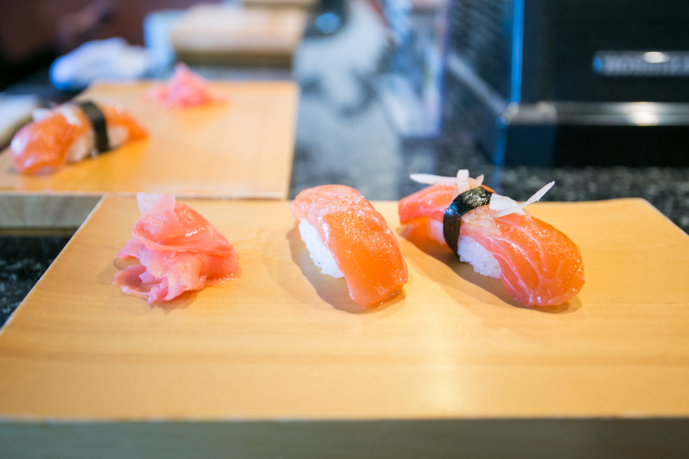 Sushi de saumon (サモン) - Omakase